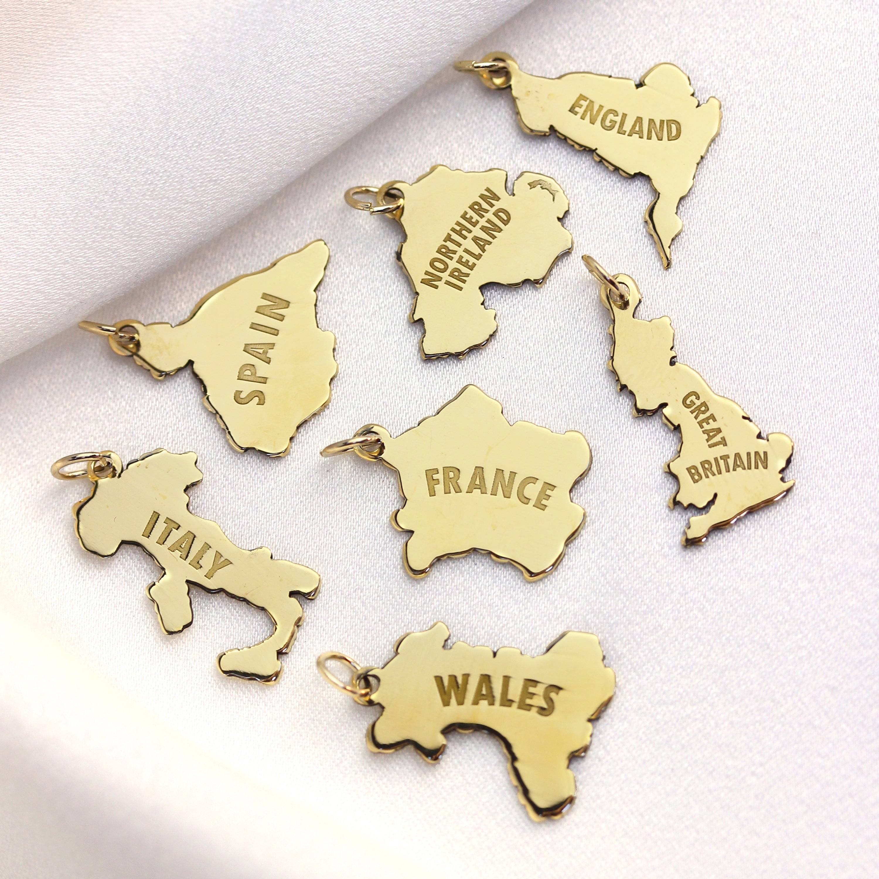 Personalised 9ct Gold Any Country Map Charm | Sayers London